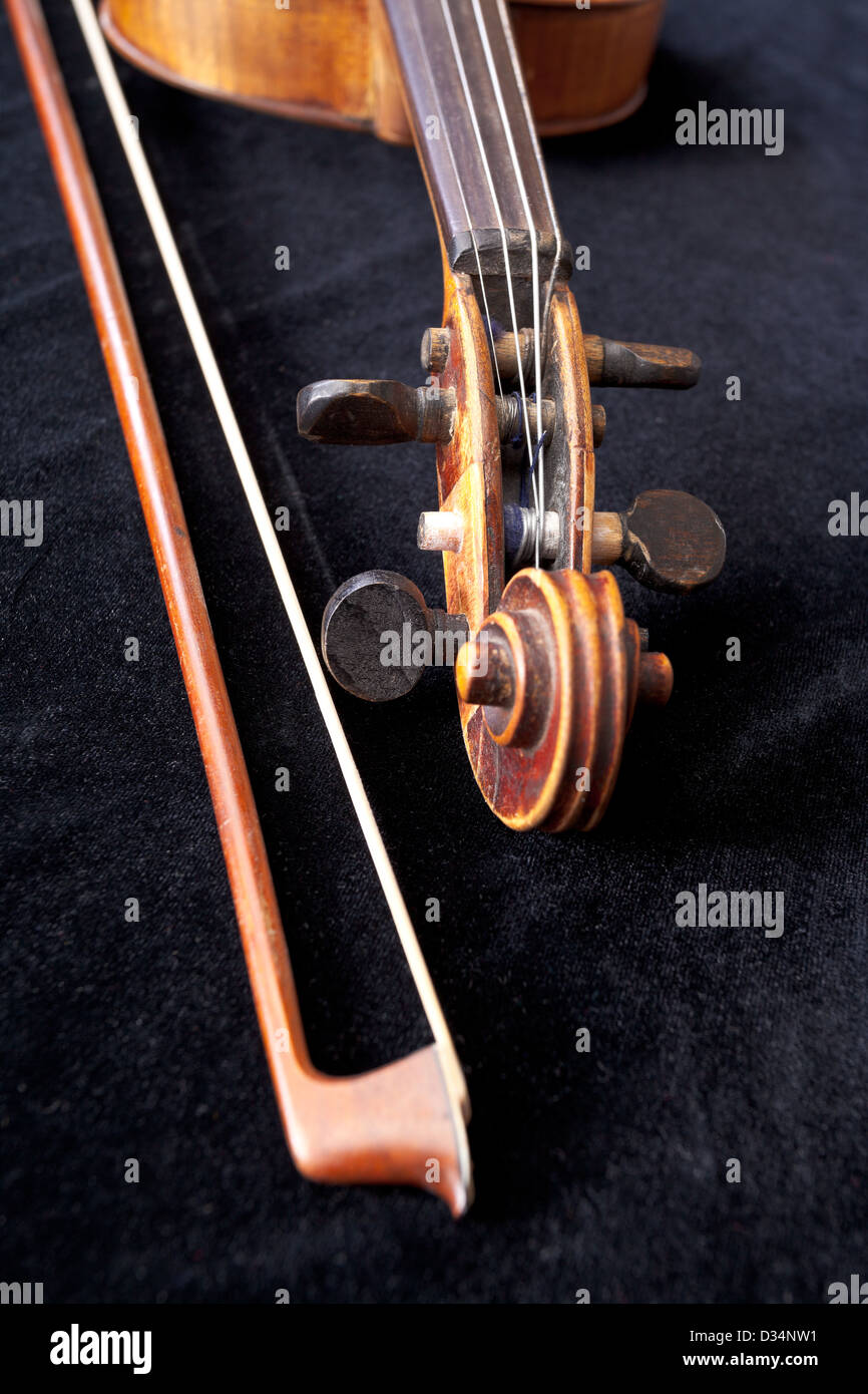 Fiddle bow hi-res stock photography and images - Alamy