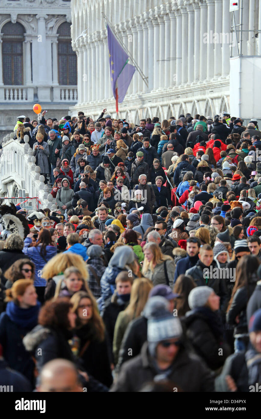 Crowd of people wearing masks italy hi-res stock photography and images ...
