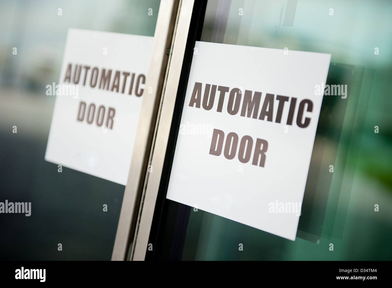 Automatic door hi-res stock photography and images - Alamy