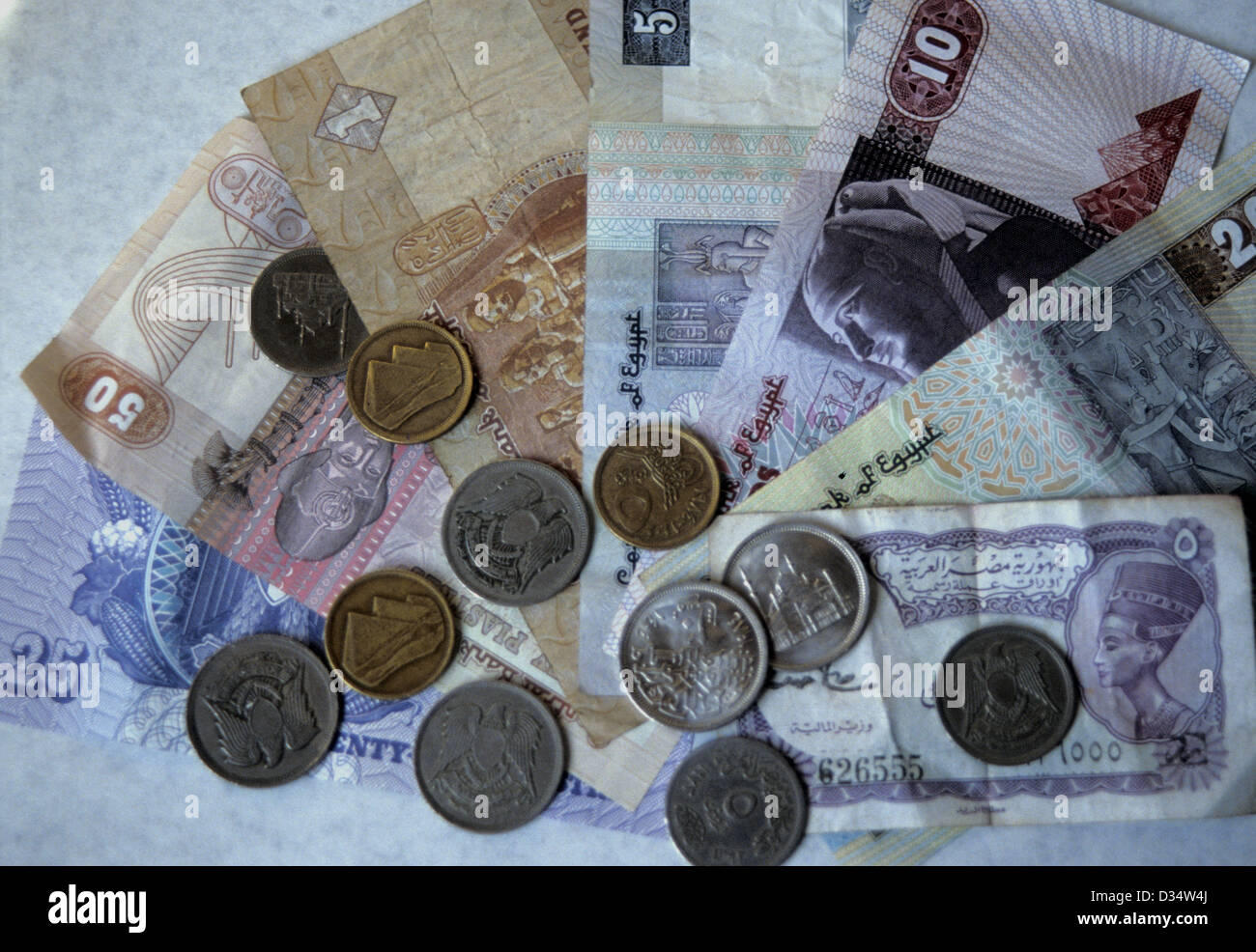 Egypt currency notes and coins Stock Photo - Alamy