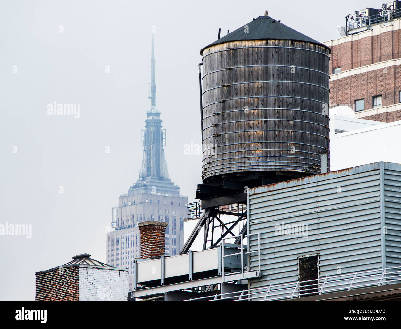 New york rooftop water tower hi-res stock photography and images - Alamy