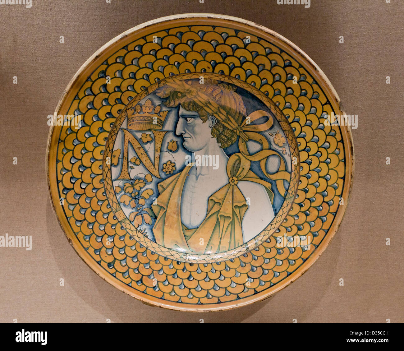 Maiolica plate hi-res stock photography and images - Alamy