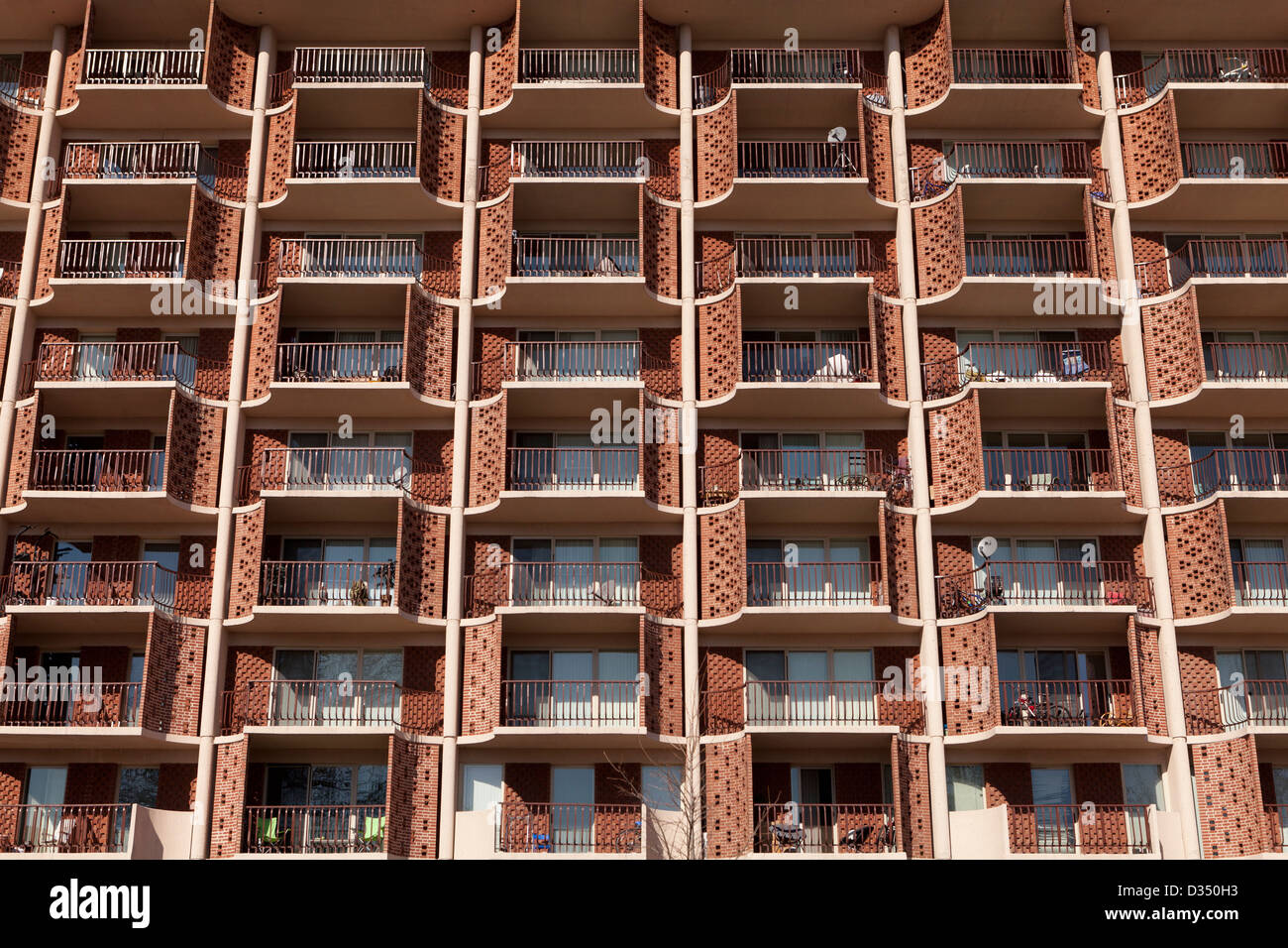 American apartment building hi-res stock photography and images - Alamy
