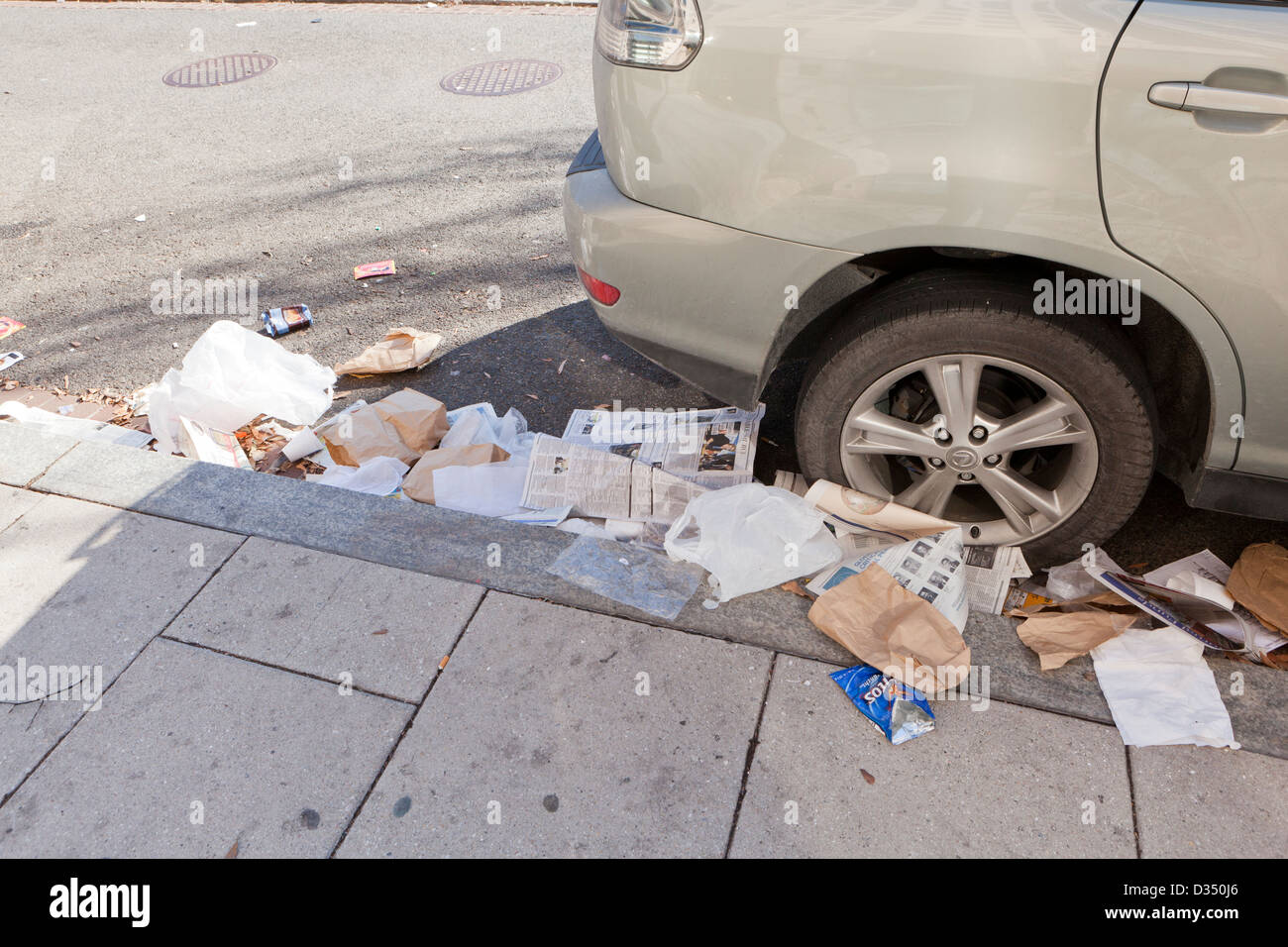 Roadside trash hi-res stock photography and images - Alamy