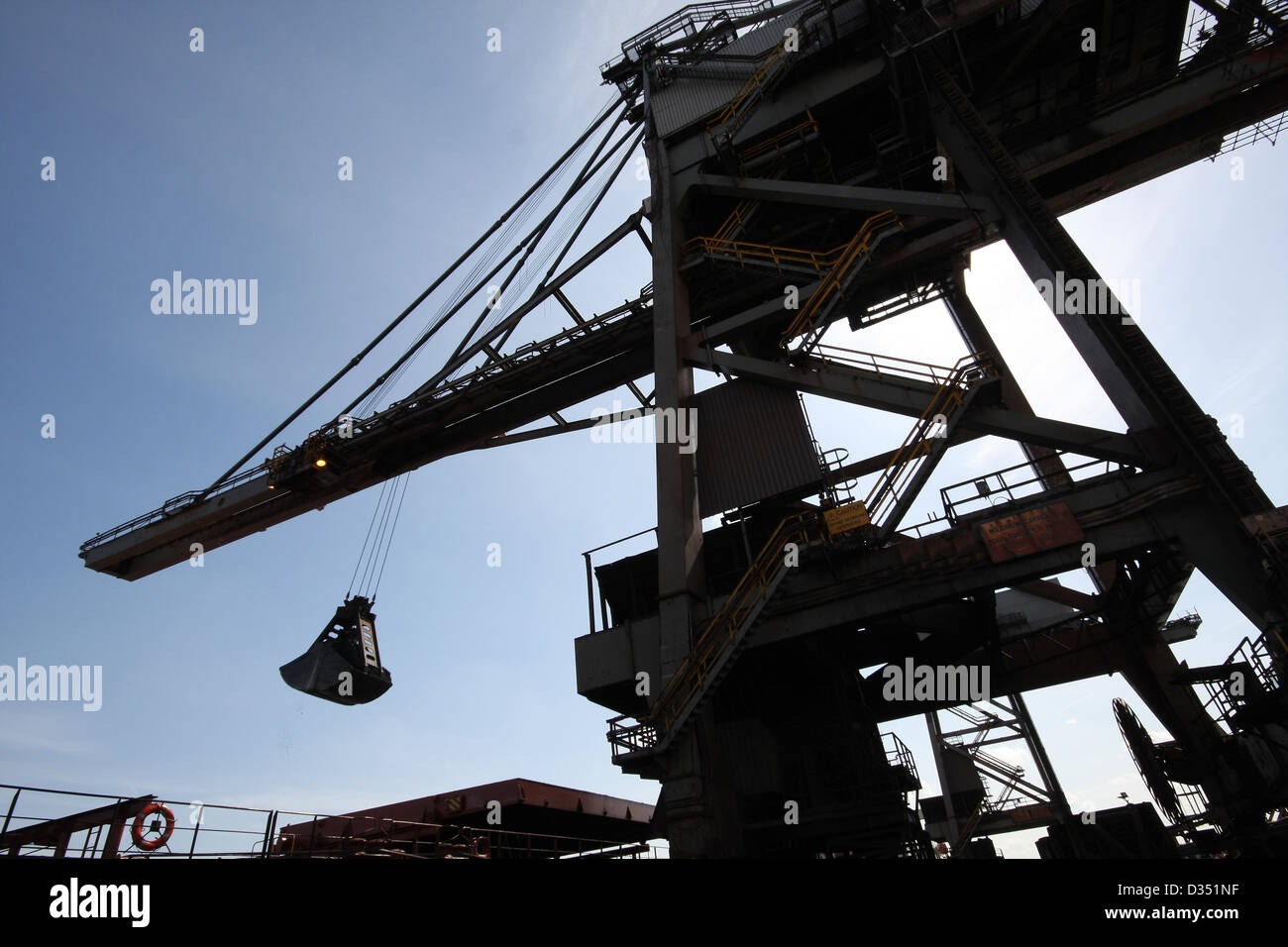 Dockside bulk shipping unloading machine Stock Photo - Alamy