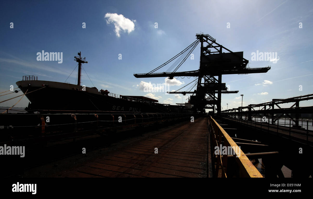 Dockside bulk shipping unloading machine Stock Photo - Alamy