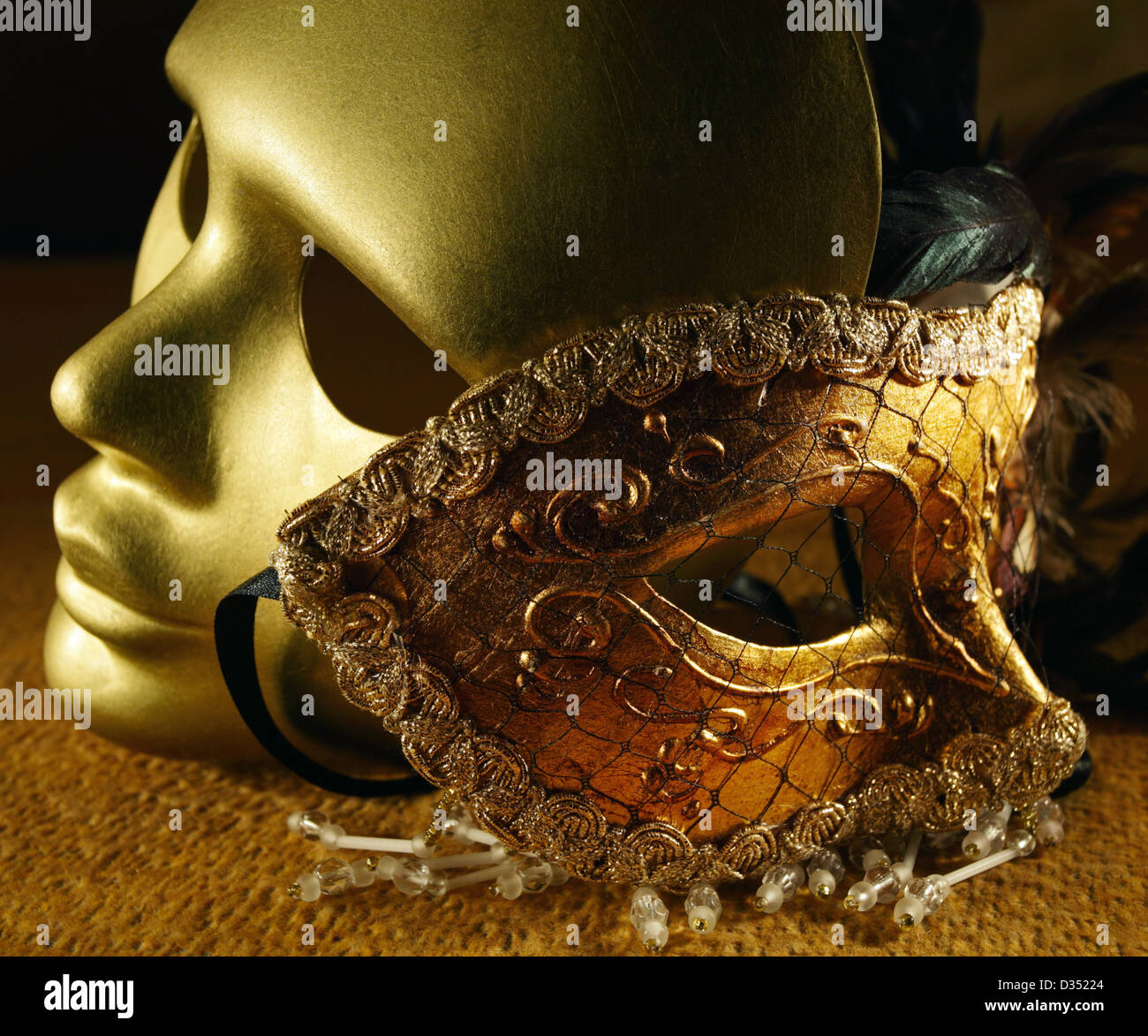 Golden theatrical masks hi-res stock photography and images - Alamy