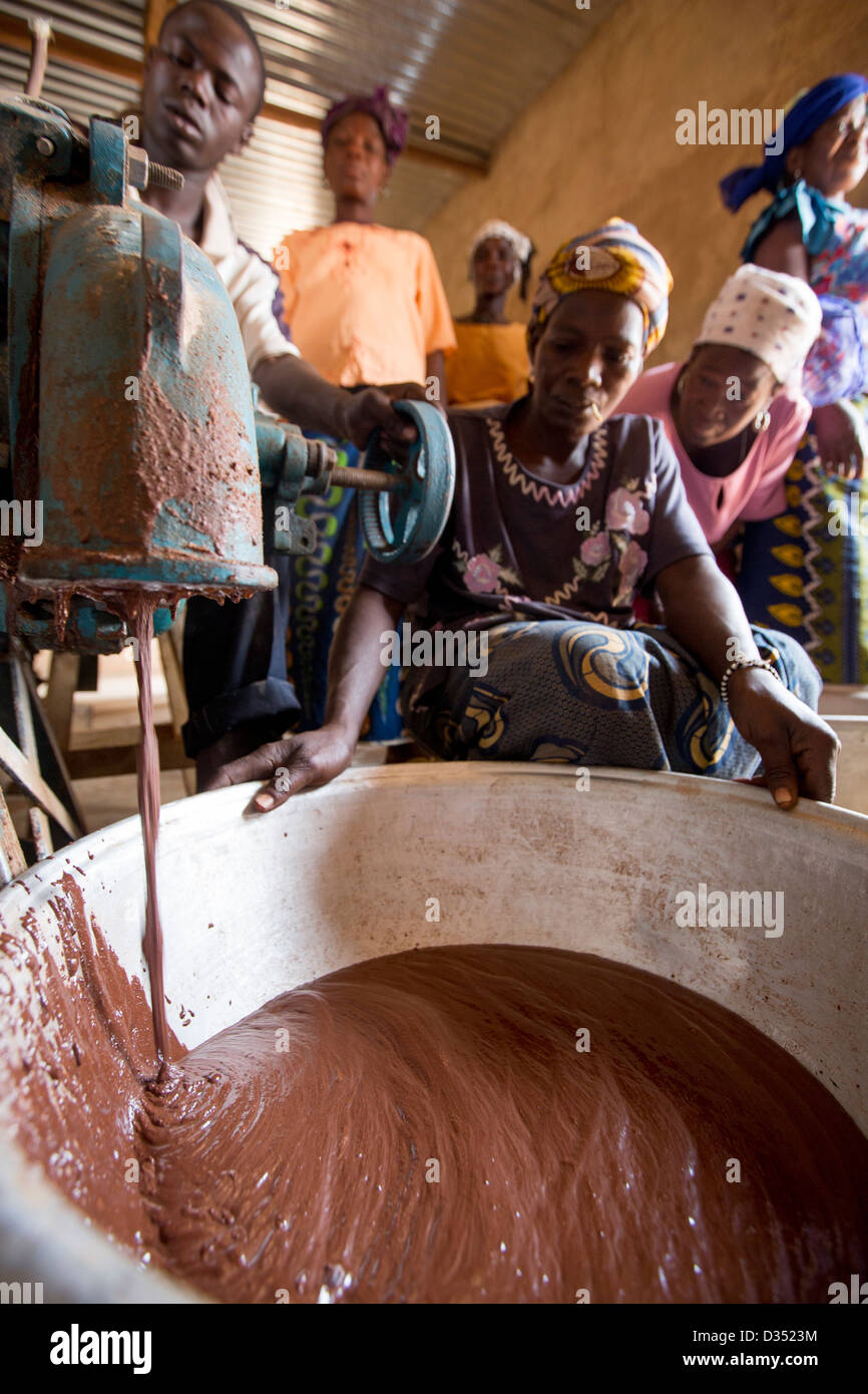 Food processing africa nuts hi-res stock photography and images - Alamy