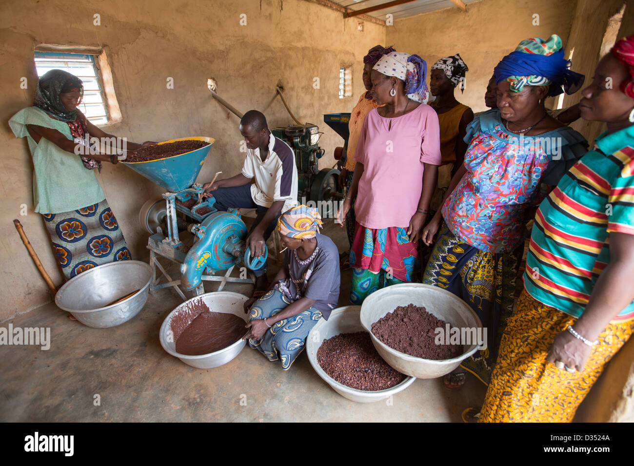Food processing africa nuts hi-res stock photography and images - Alamy