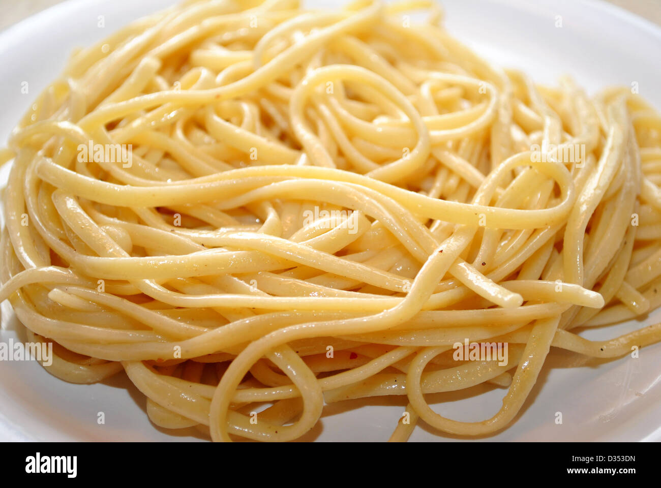 Plain Linguini on a White Plate Stock Photo - Alamy