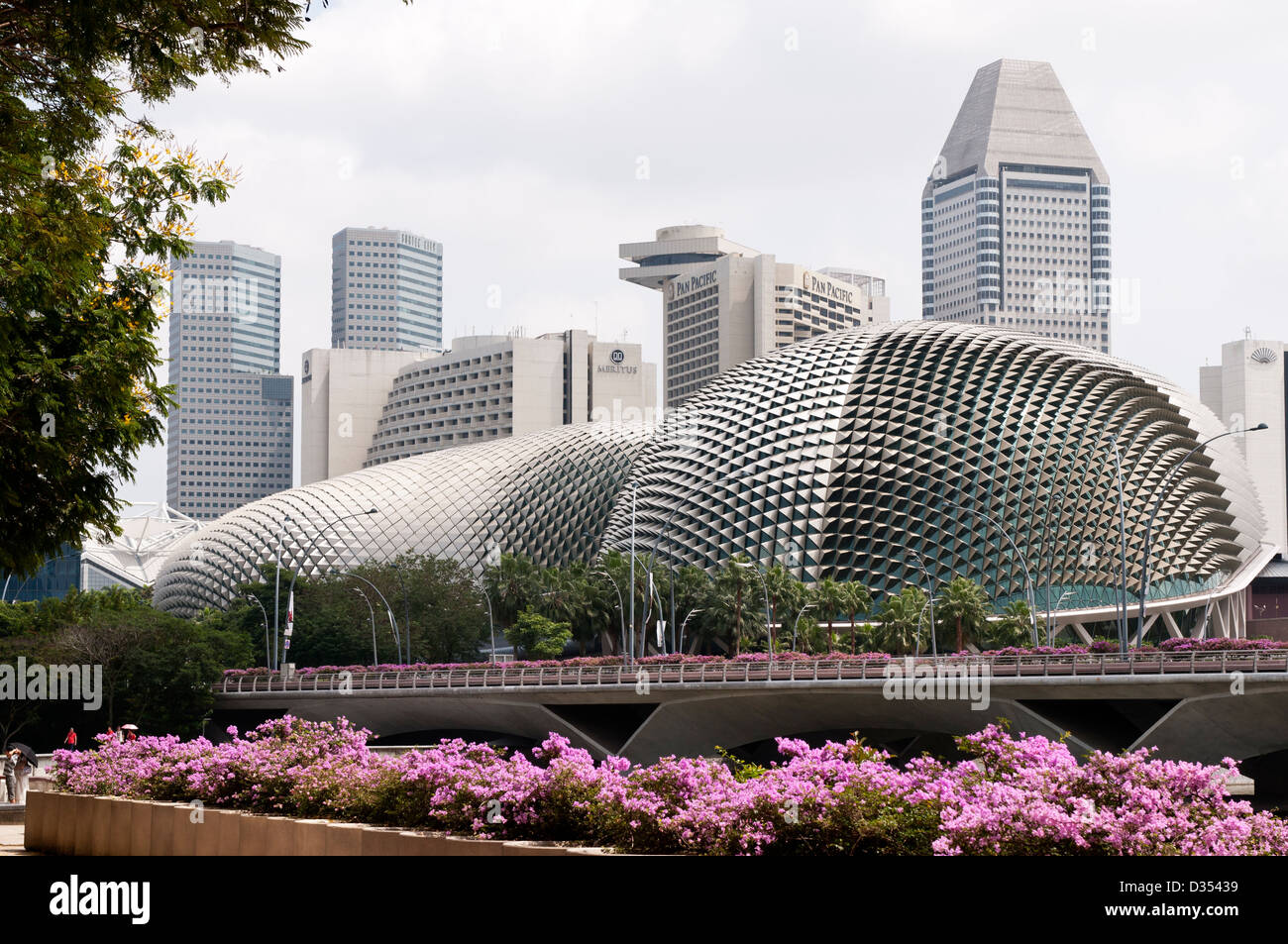 The durian shaped roof of the Esplanade Theatres on the Bay from Queen ...