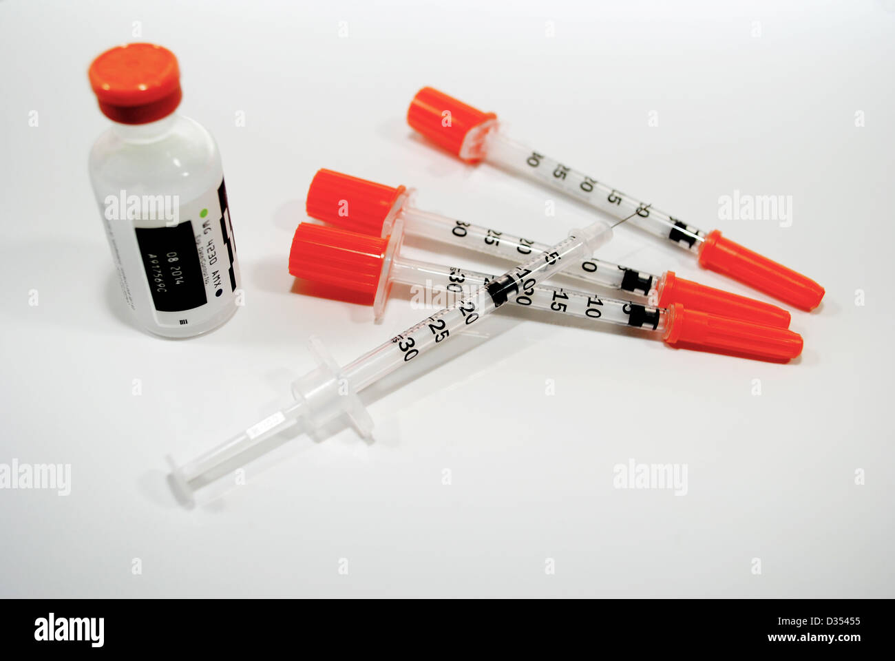 Medical syringe needle drawing hi-res stock photography and images - Alamy