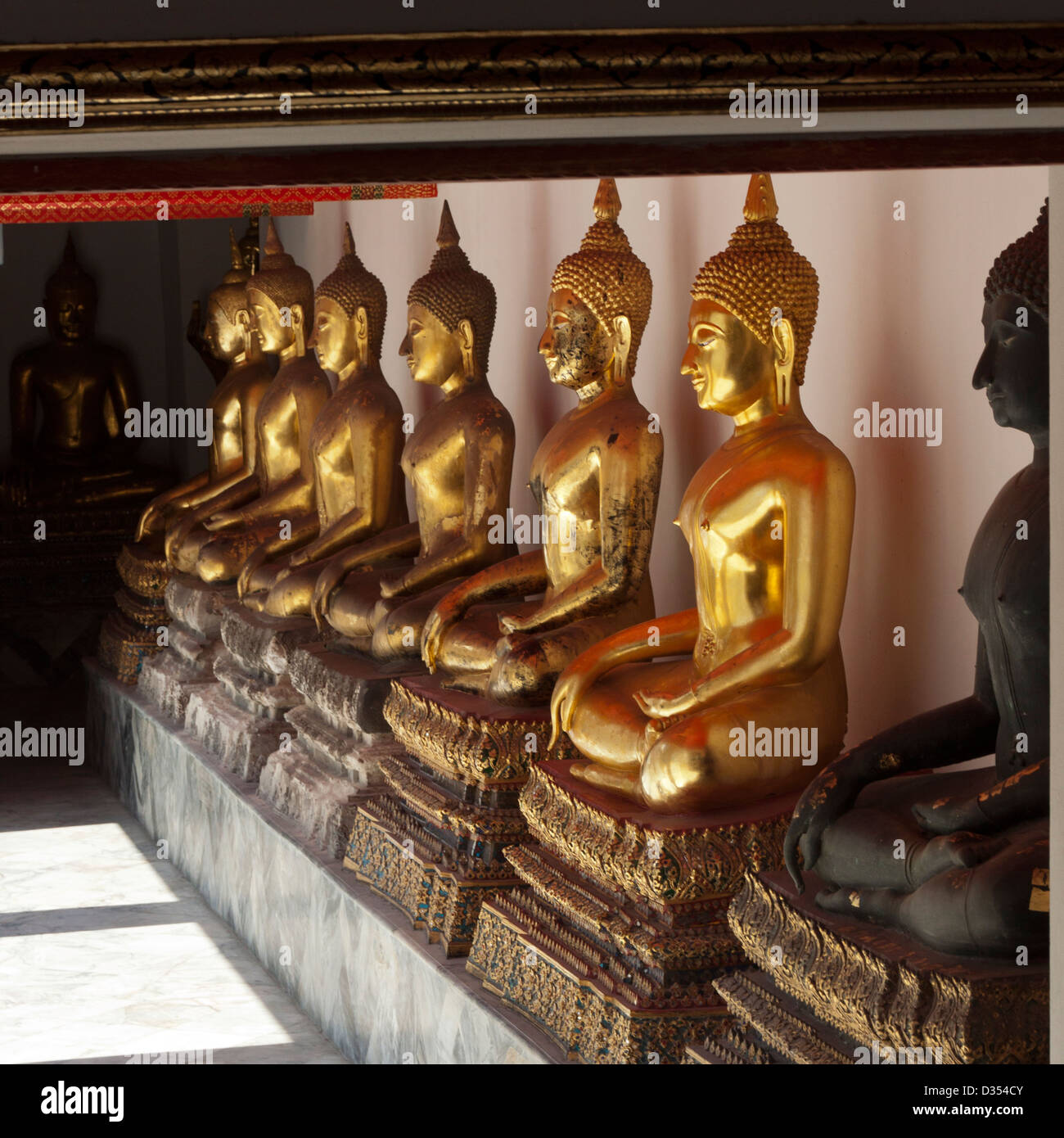 Row buddha statues hi-res stock photography and images - Alamy