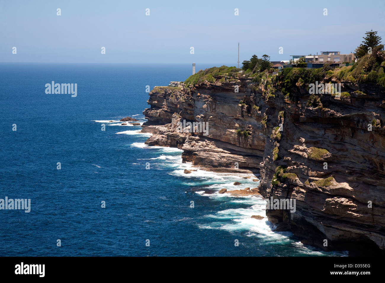 Clifftop houses along the foreshore of Diamond Bay Sydney Australia ...