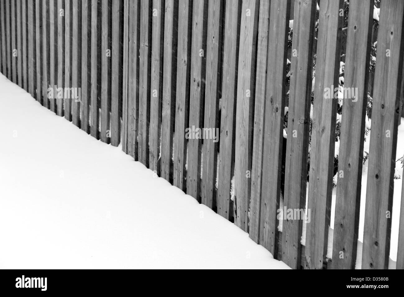 Fence with snow hi-res stock photography and images - Alamy