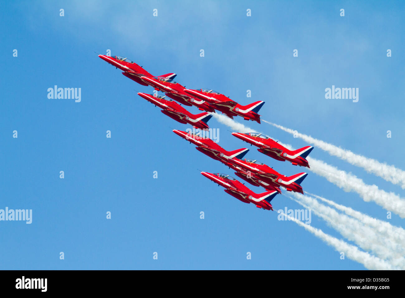 Red arrows hi-res stock photography and images - Alamy
