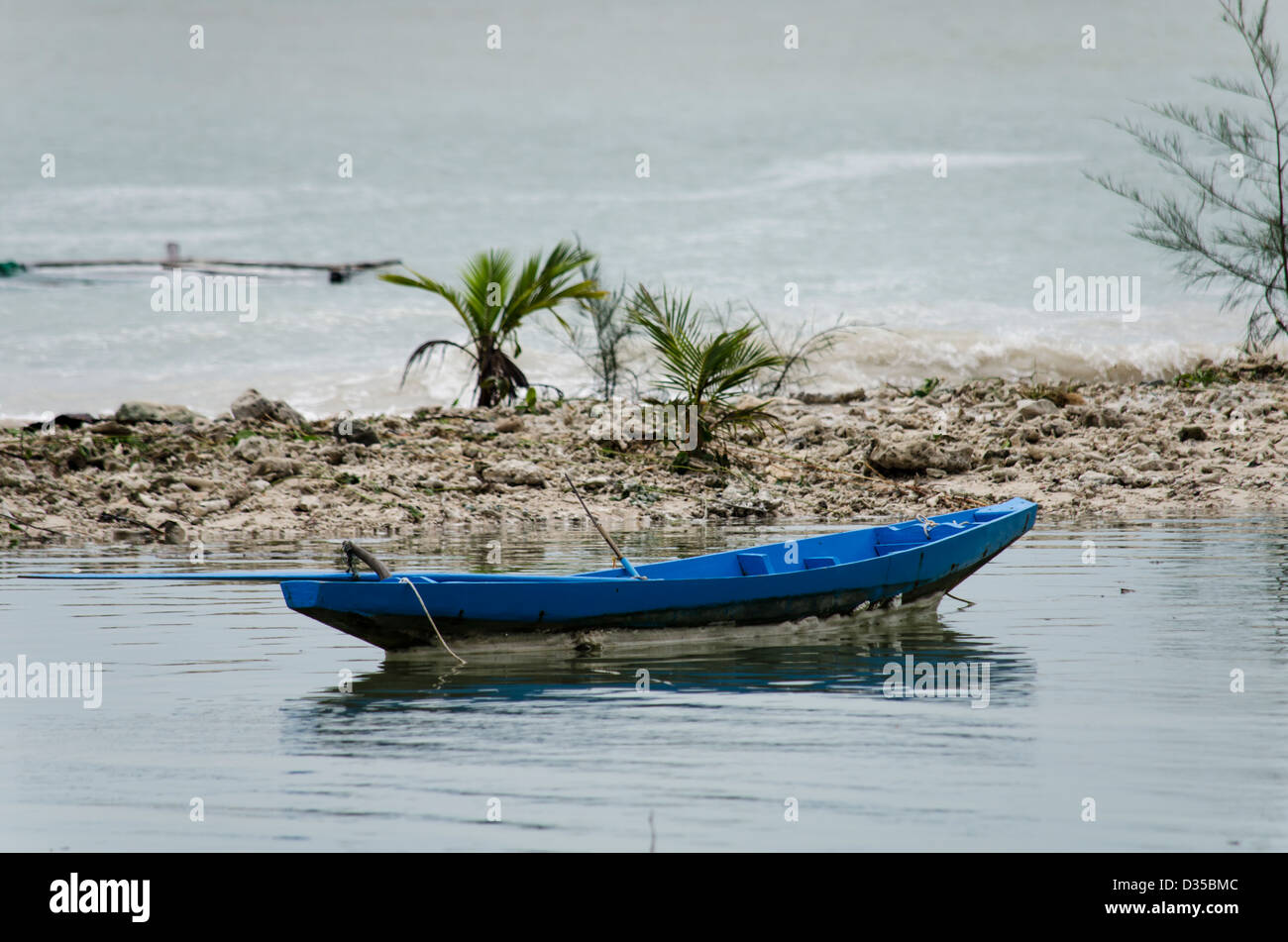 Water small boat hi-res stock photography and images - Alamy