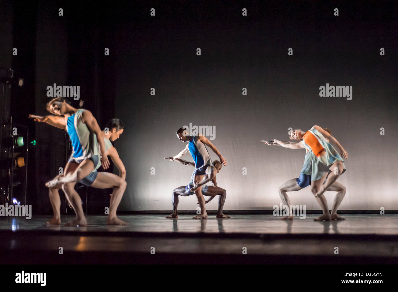 World Premier of Richard Alston's Buzzing Round the Hunisuccle at the ...