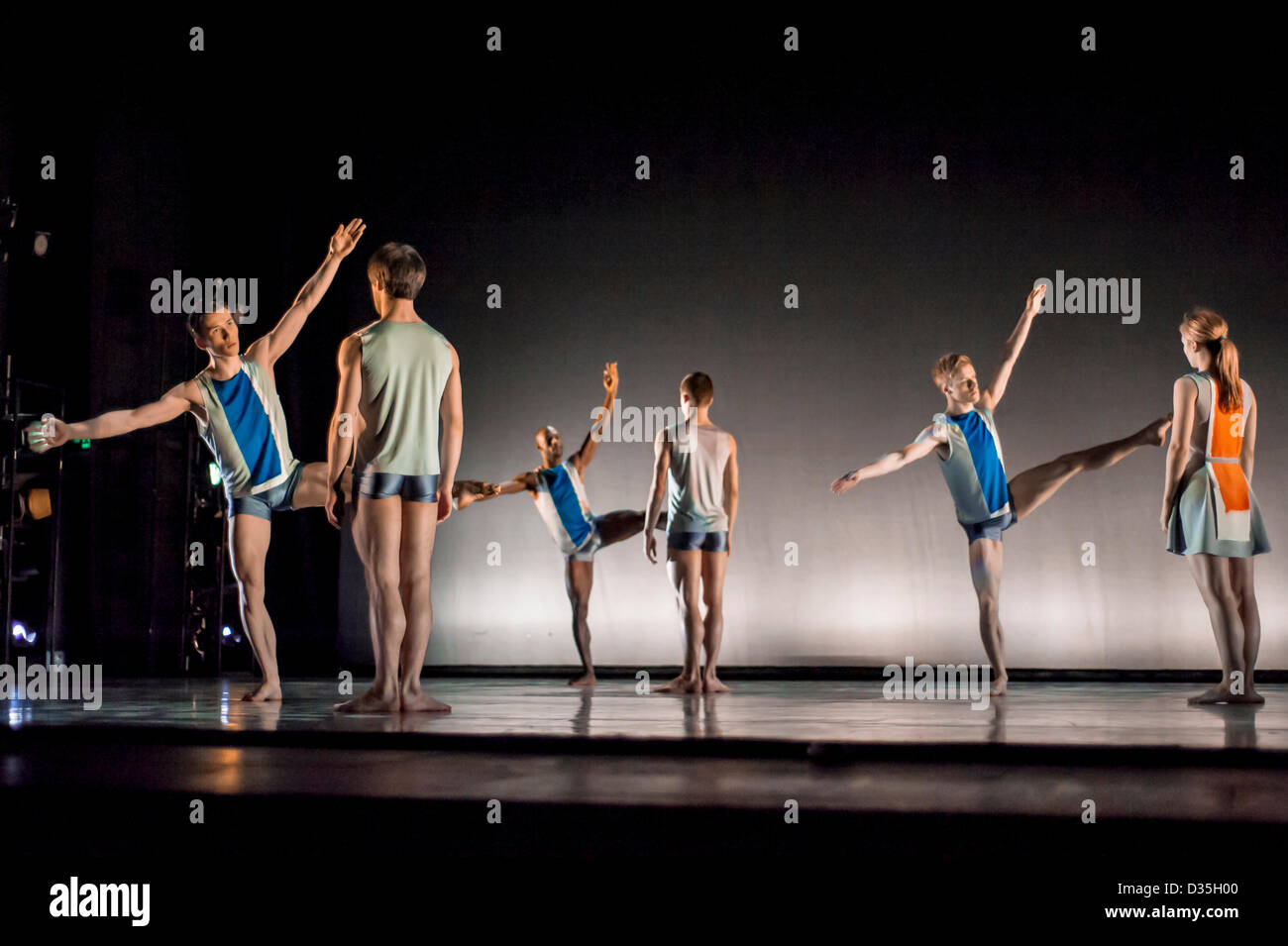 World Premier of Richard Alston's Buzzing Round the Hunisuccle at the ...