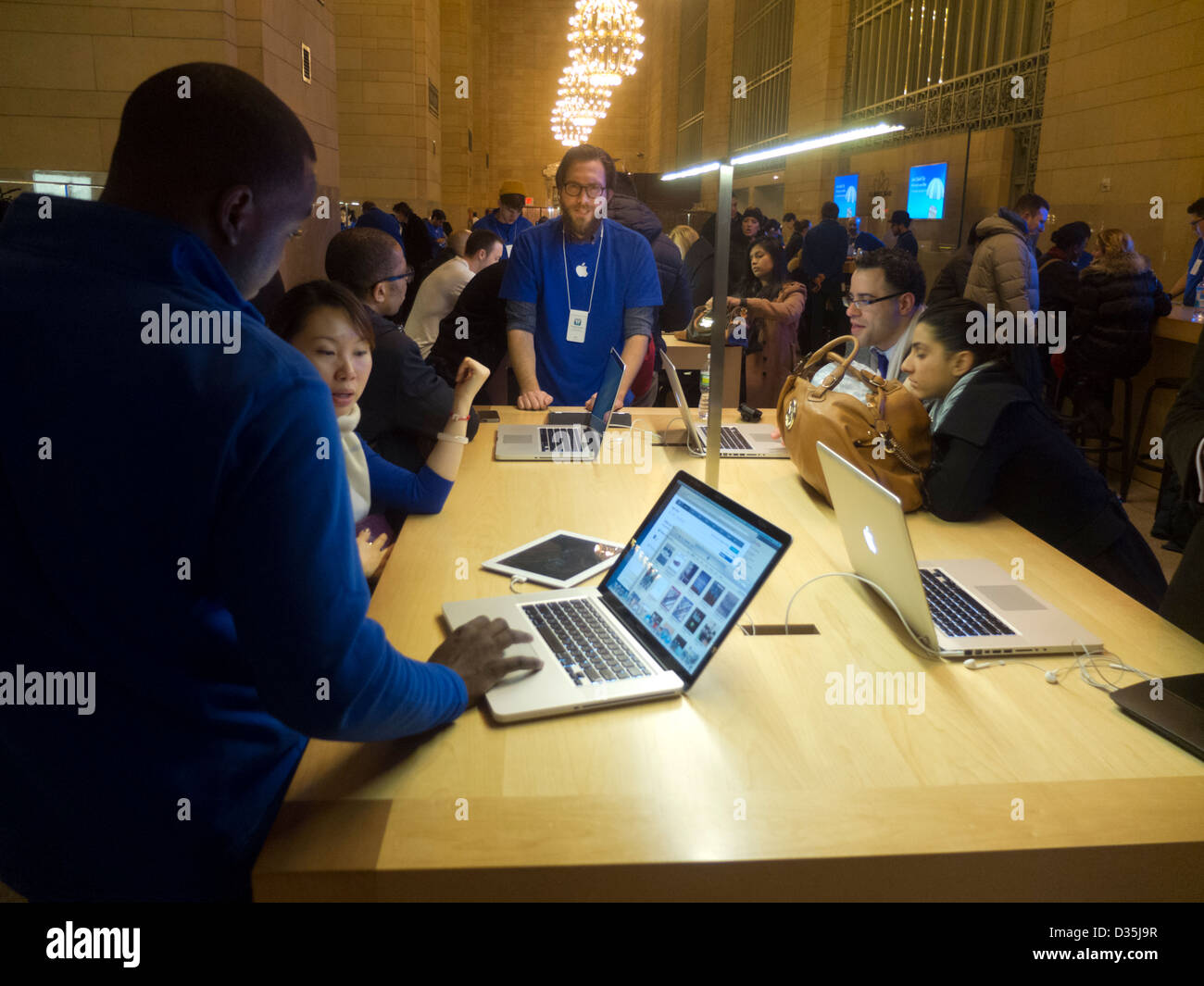 Apple store balcony hi-res stock photography and images - Alamy