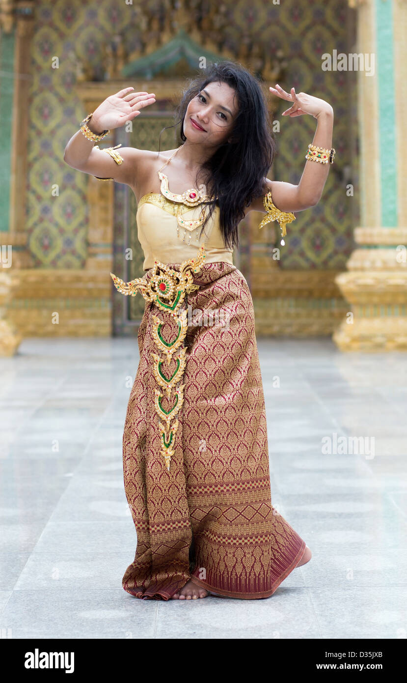 Dancers of the traditional Thai style Stock Photo - Alamy
