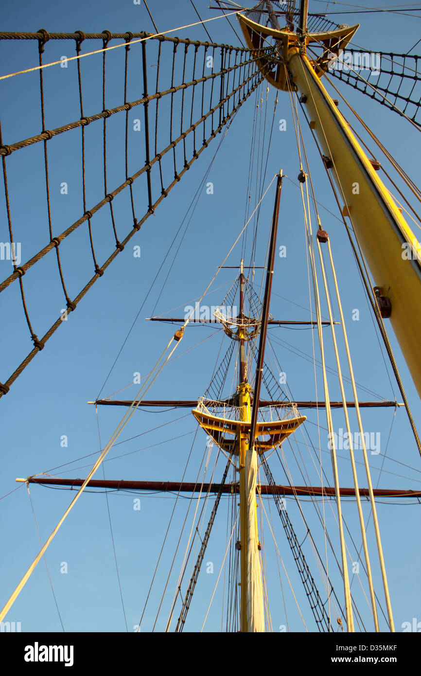 Wooden mast hi-res stock photography and images - Alamy