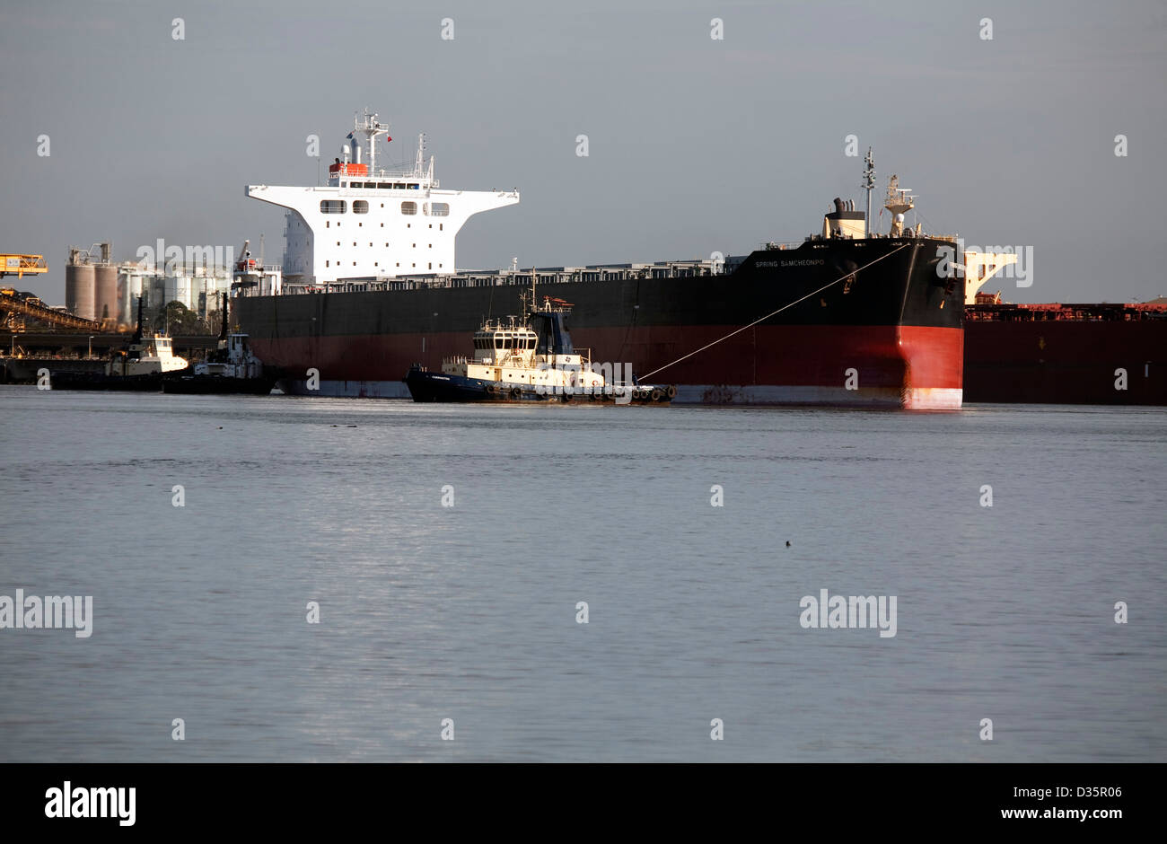 Panamax Dry Bulk Carrier MV Spring Samcheonpo arriving in Newcastle to ...