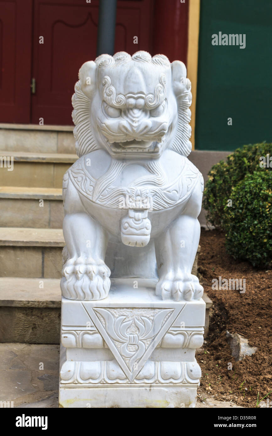 Chinese Lion guarding entrance of pagoda Stock Photo - Alamy