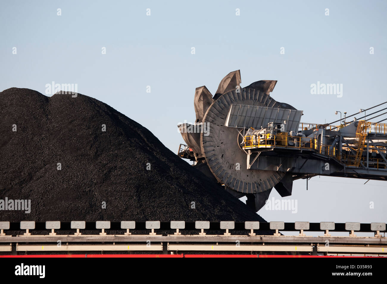 The giant Kooragang Coal Loader stockpiles millions of tons of coal for ...