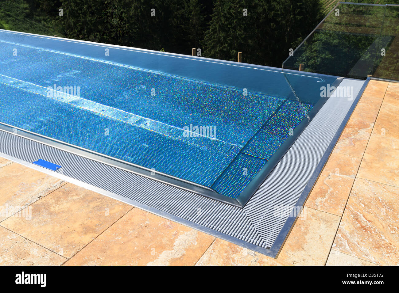 Edge of Modern Swimming Pool Stock Photo - Alamy