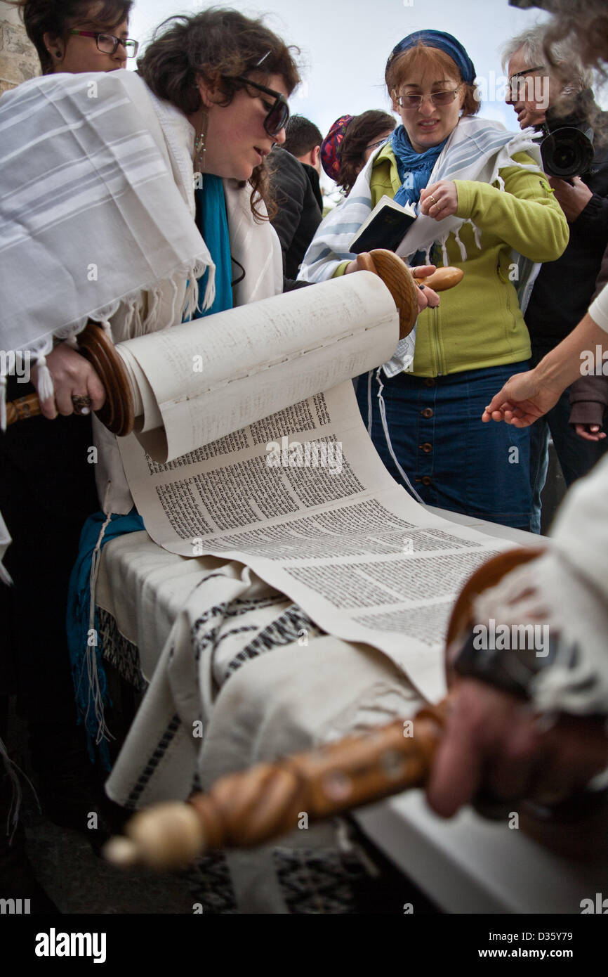 Torah scroll reading today hi-res stock photography and images - Alamy