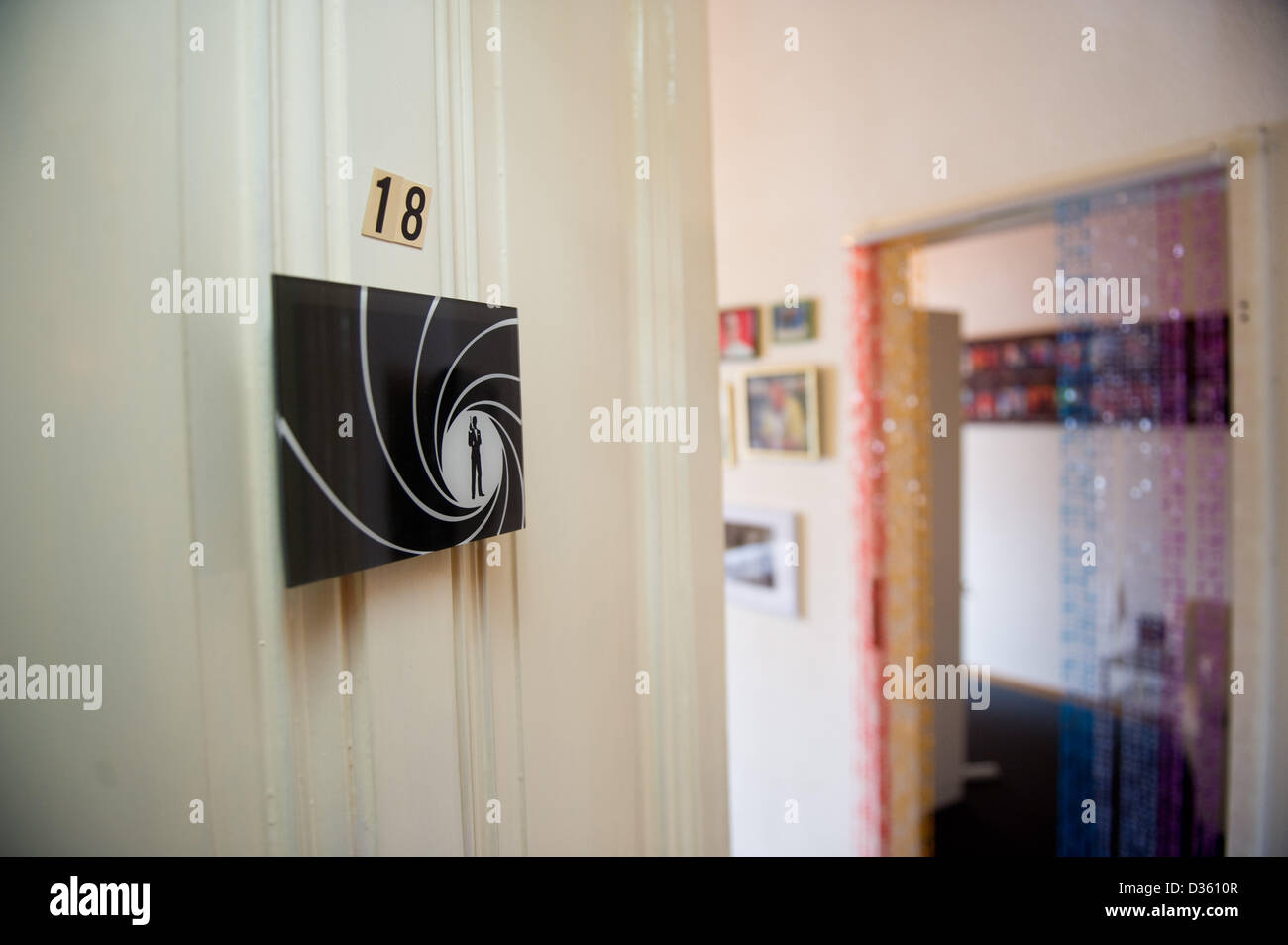 James bond 007 theme hi-res stock photography and images - Alamy