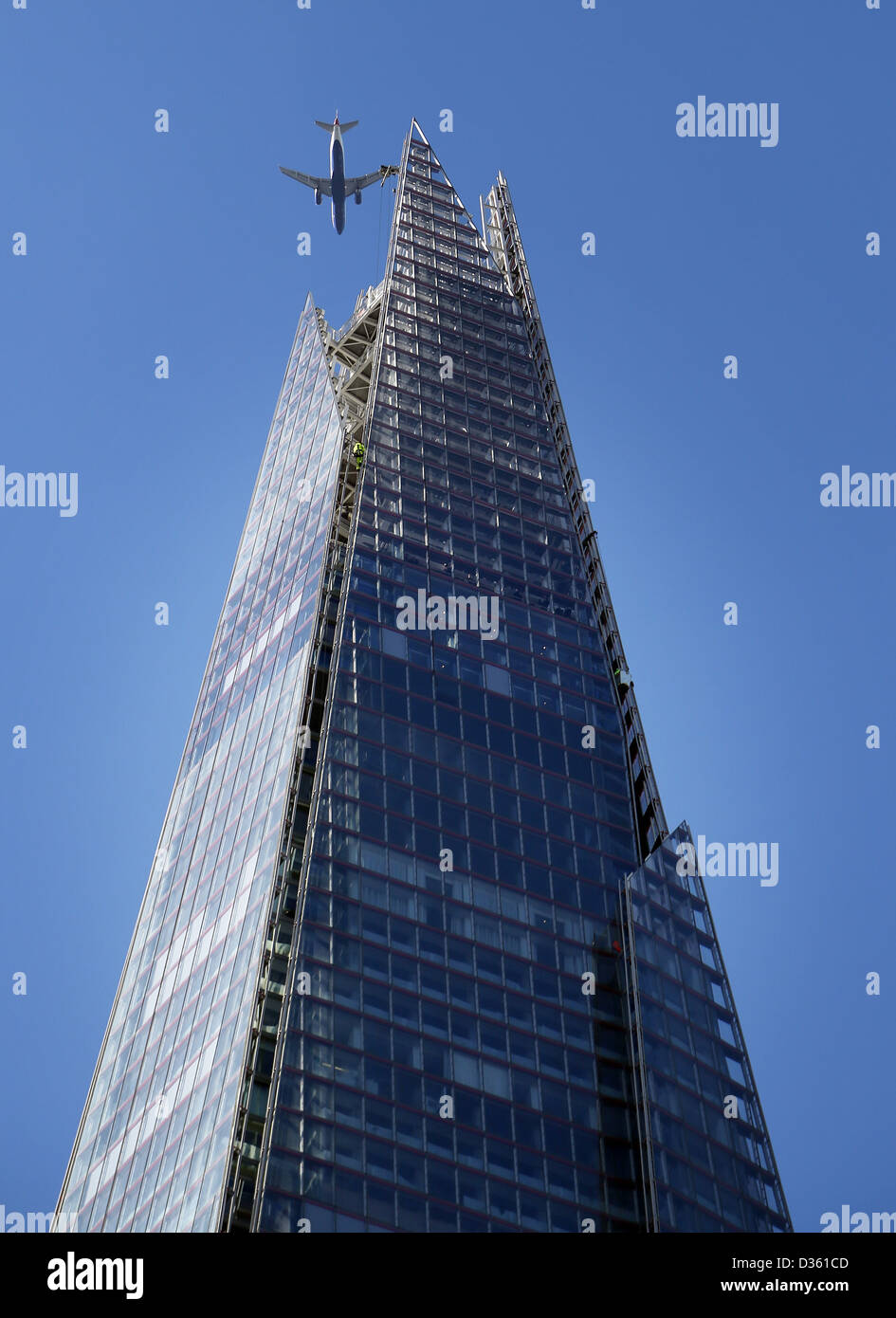 Plane flying the shard hi-res stock photography and images - Alamy