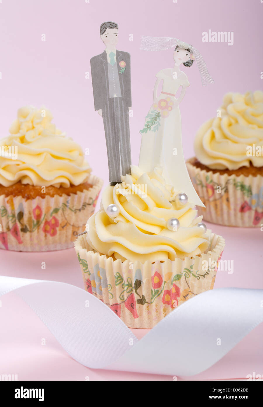 Buttercream wedding cake hi-res stock photography and images - Alamy