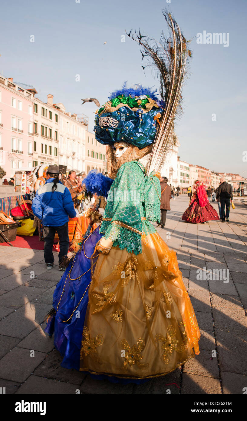 Handmade carnival venetian mask in gold hi-res stock photography and ...