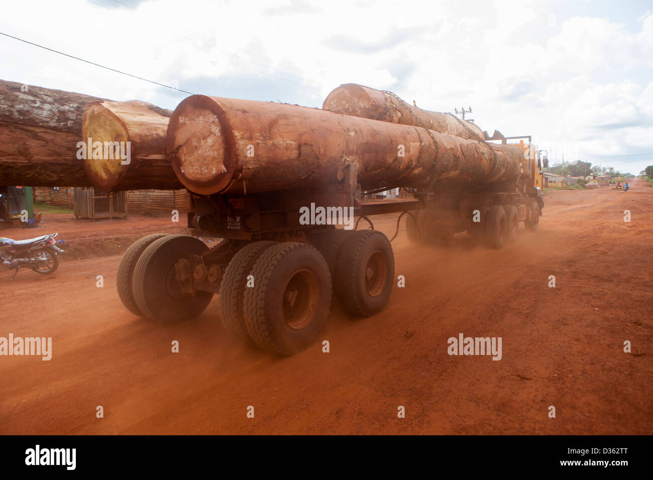 Logging truck carrying logs hi-res stock photography and images - Alamy