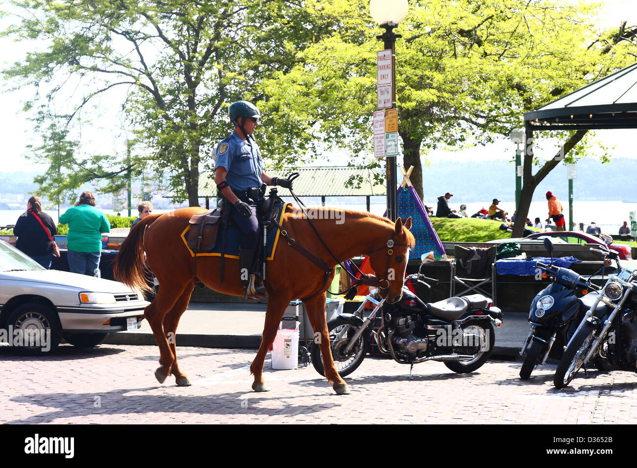 A police officer on horseback riding down Pike Place in Seattle Stock ...
