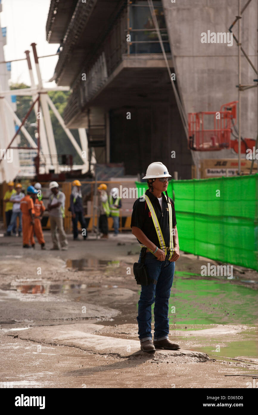 Construction workers on the construction site of the Marina Bay Sands ...