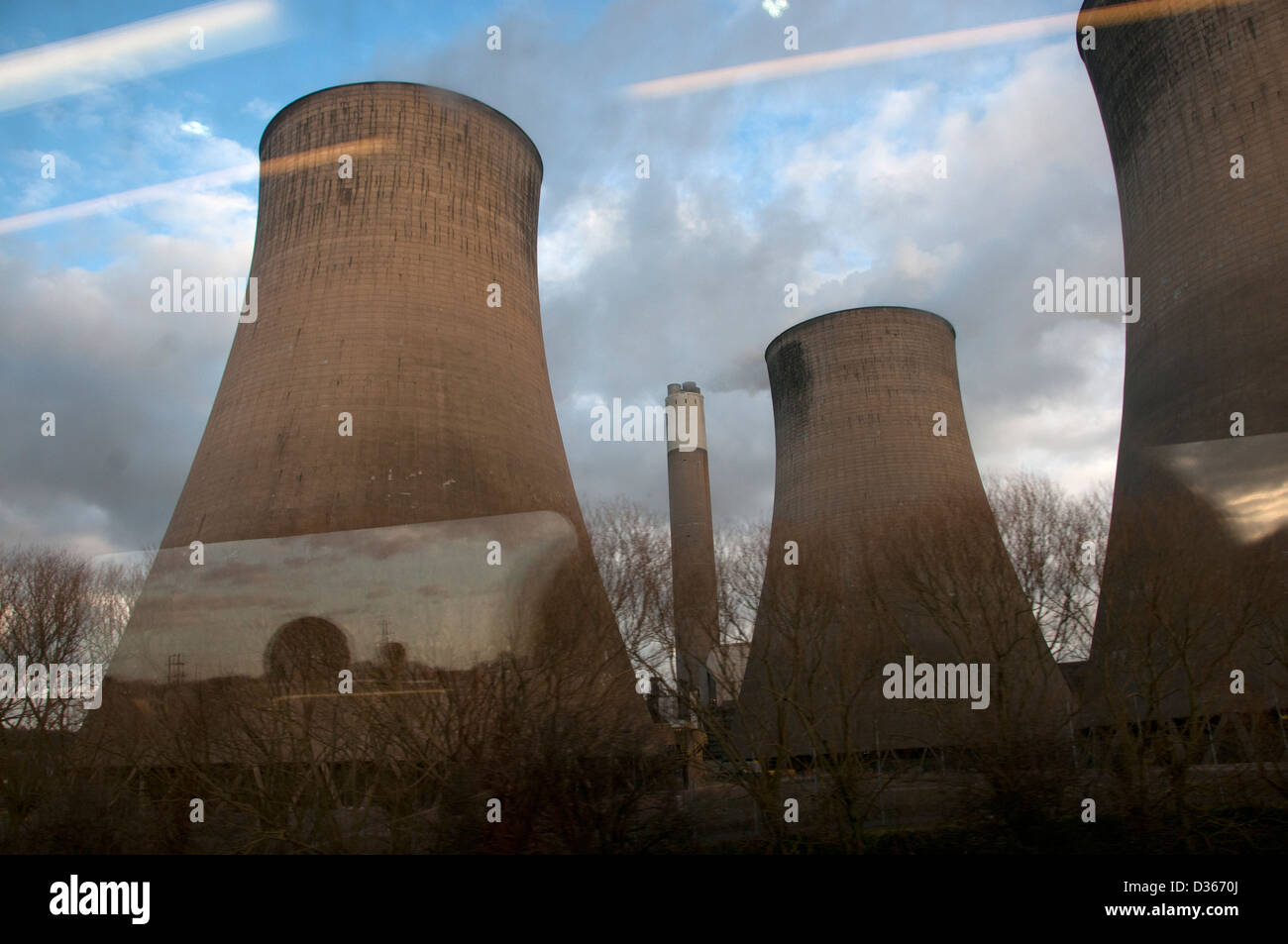 Near Nottingham. Trent power station seen from train Stock Photo - Alamy