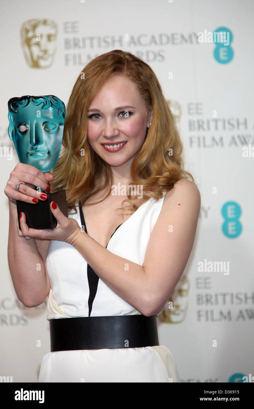 Actress juno temple poses in hi-res stock photography and images - Alamy