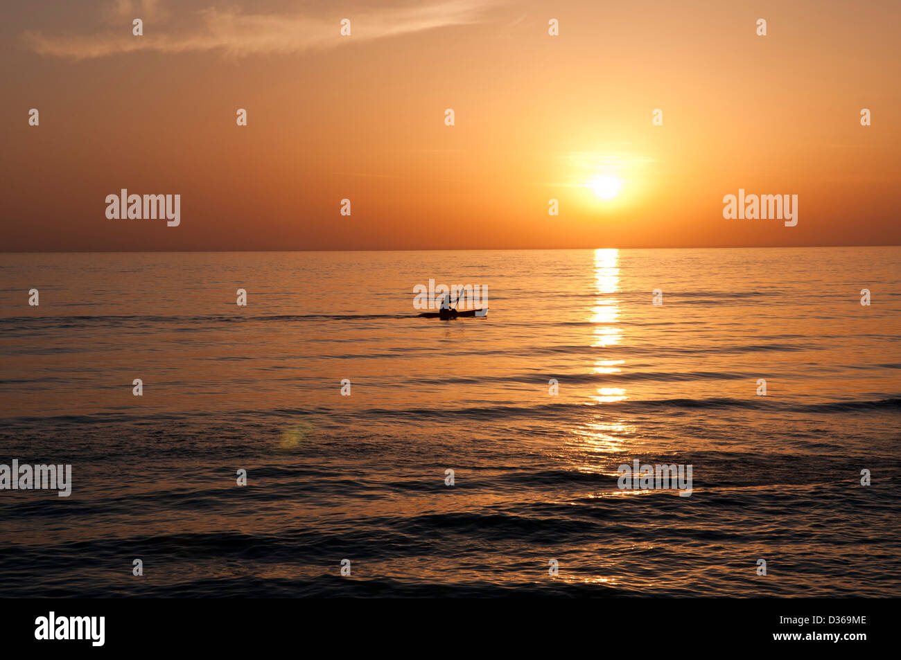 Man paddling hi-res stock photography and images - Alamy