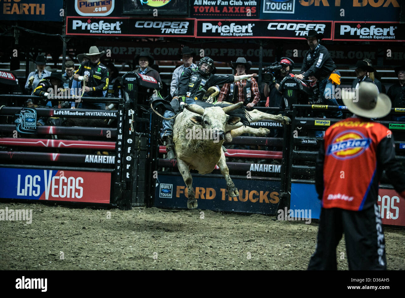 08.02.2013. Anaheim, Califonria, USA. L.J. Jenkins (Porum,OK) riding ...
