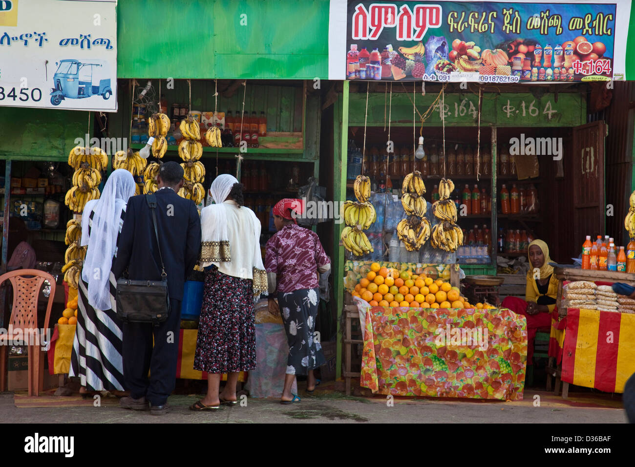 A group of Ethiopians buying fruit, Bahir Dar, Ethiopia Stock Photo - Alamy