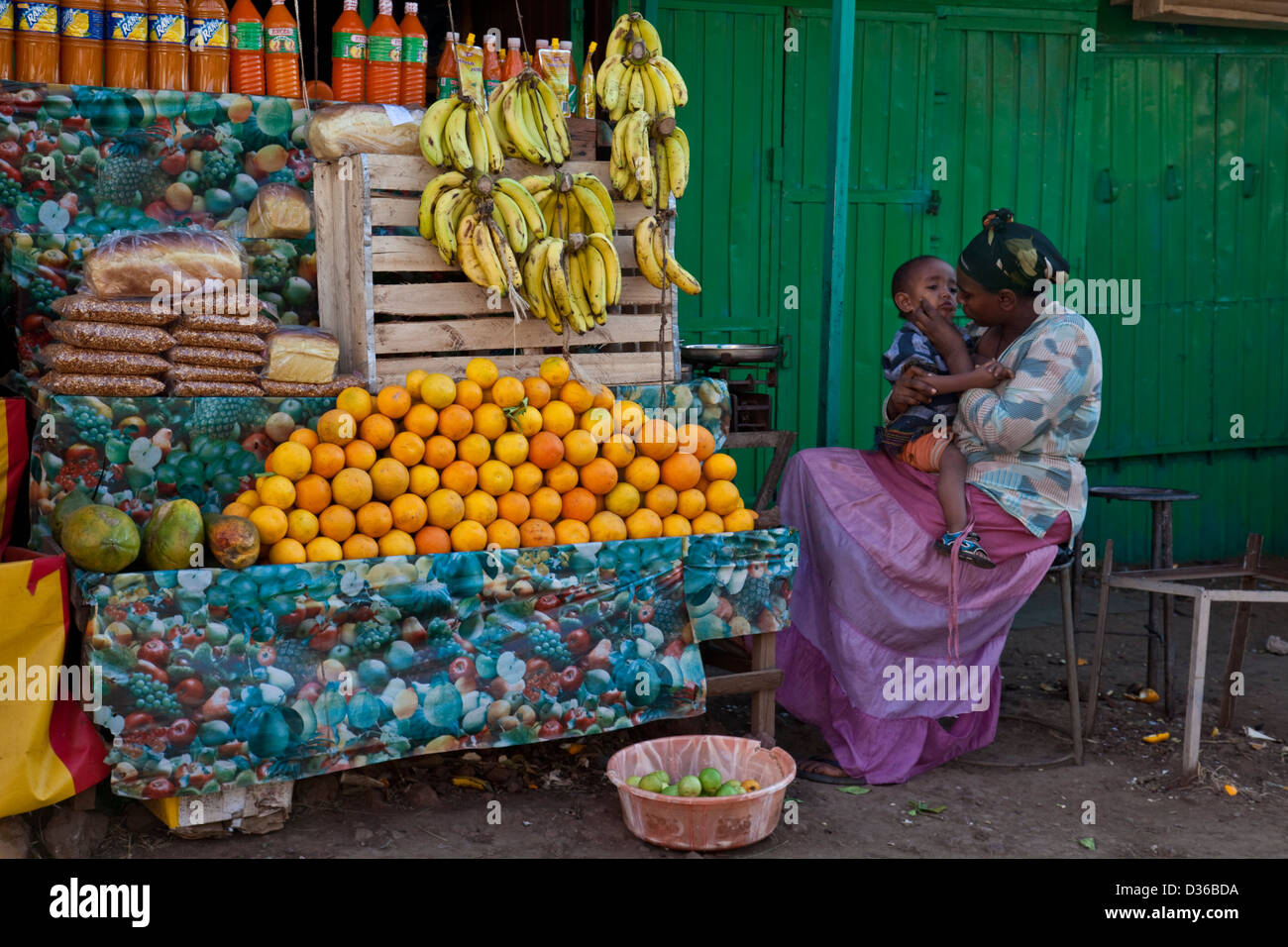 Woman with child selling fruit, Bahir Dar, Ethiopia Stock Photo - Alamy