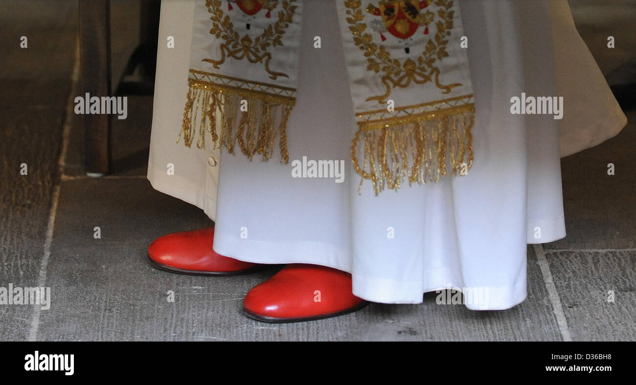 Pope benedict xvi red shoes hi-res stock photography and images - Alamy