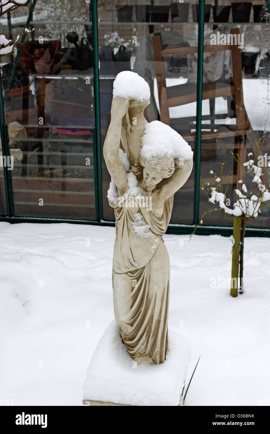 SNOW COVERED GARDEN STATUE. UK Stock Photo - Alamy