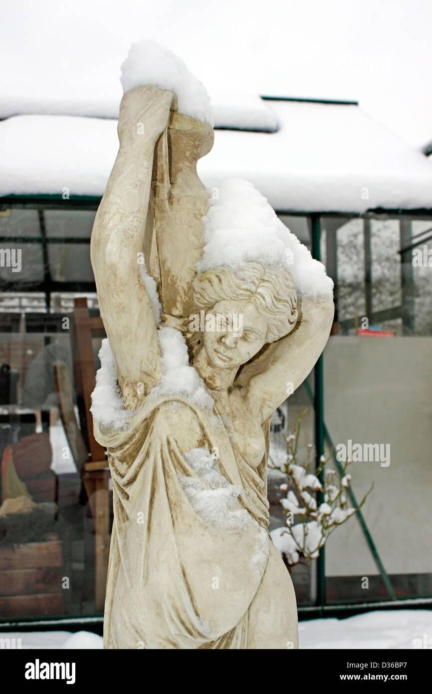 SNOW COVERED GARDEN STATUE. UK Stock Photo - Alamy