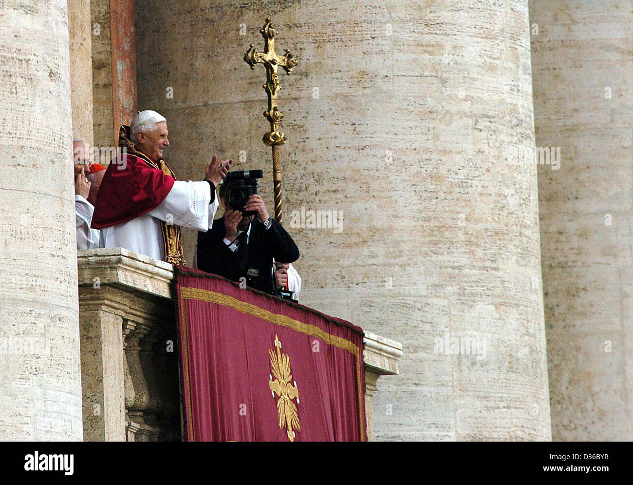 Vatican balcony where pope stands hi-res stock photography and images ...