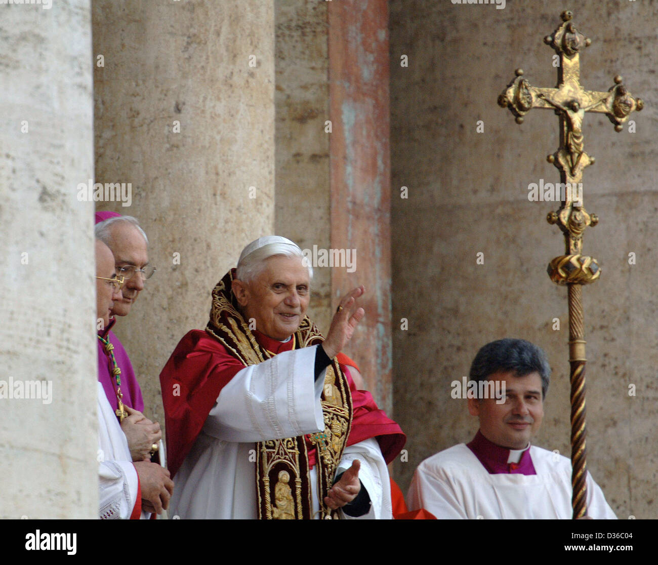 (dpa) - Newly elected Pope Benedict XVI stands on the balcony of St ...