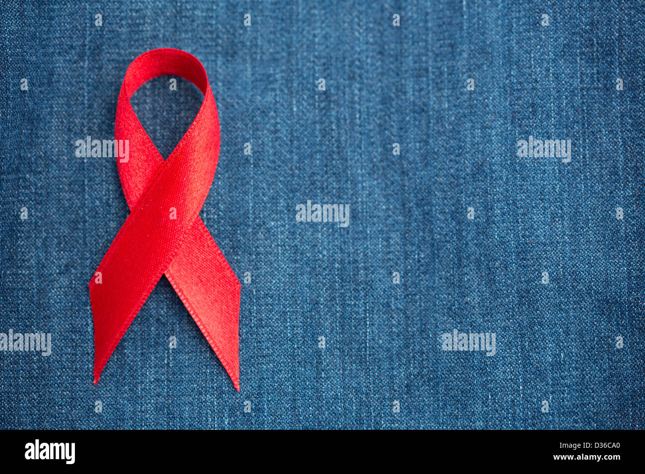 Red ribbon aids hi-res stock photography and images - Alamy